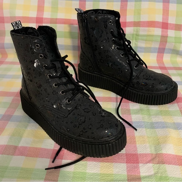 T.U.K | Shoes | Womens 8 Tuk Black Floral Lace Up Faux Leather Platform ...